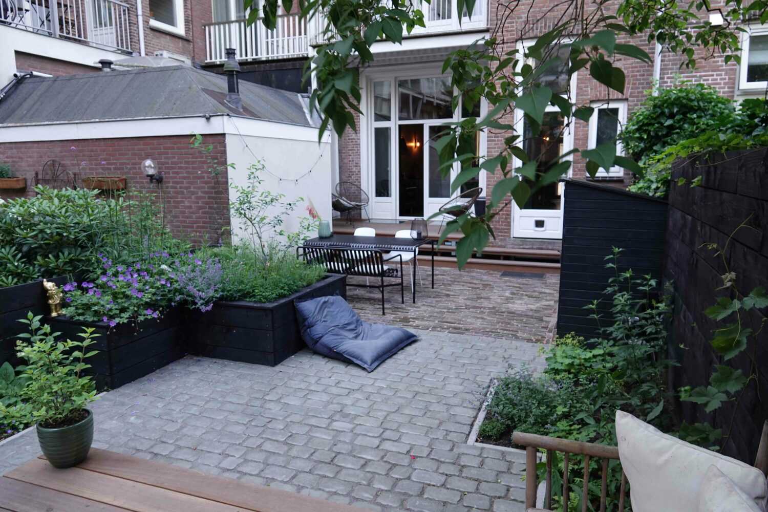 Industriële stadstuin met hoogteverschil - Nederveen Tuinen